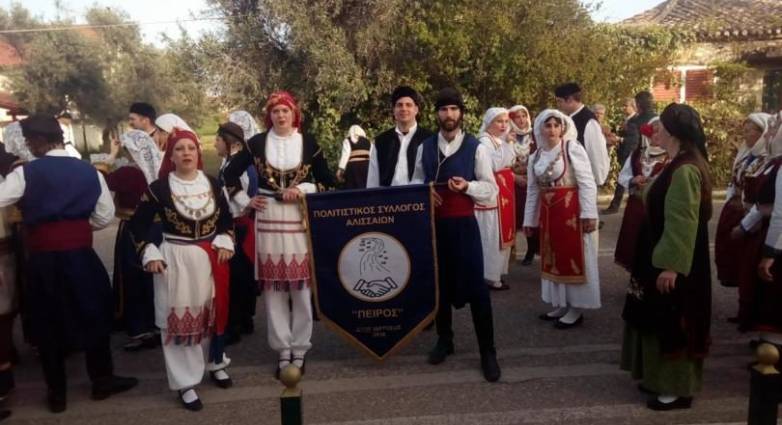 Ο Σύλλογος Αλισσαίων "Πείρος" χορεύει στην πλατεία Καμενίτσας ...