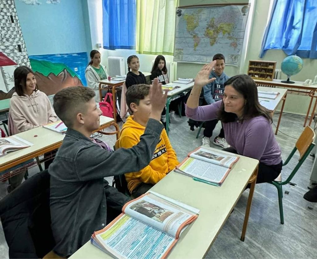 Στο διαδικτυακό προφίλ της Κεραμέως, η τάξη του Τάκη Καμπέρου ...