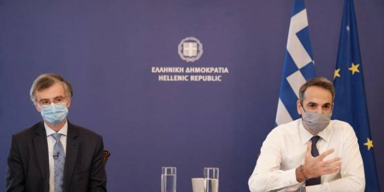 Μητσοτάκης με Τσιόδρα για τον εμβολιασμό κατά της εποχικής γρίπης: Ας ...
